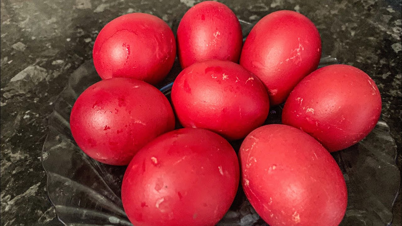 Ouă vopsite natural pentru Paste. Oua rosii cu coji de ceapa. - YouTube