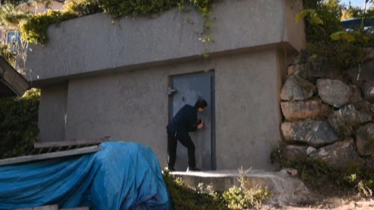 Man Builds Backyard Bomb Shelter Fearing Nuclear War - YouTube