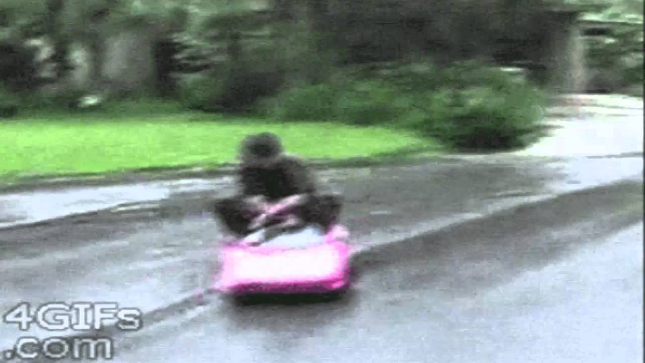 Grown man drifting in a child's car - YouTube