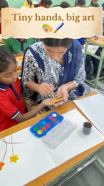 🎨🦒 Turning tiny hands into art! Watch how a simple handprint becomes a ...