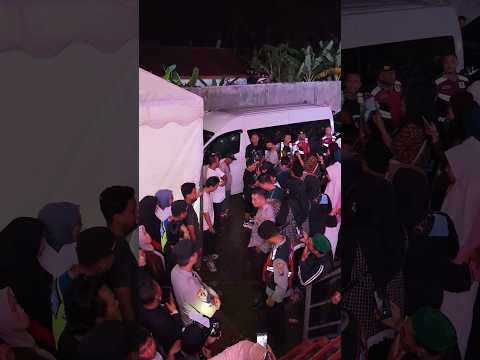 SUASANA KEDATANGAN ARBIL DA KONSER ASAHAN ANTUSIAS PENONTON BISA MELIHAT LANGSUNG ARTIS KEBANGGAAN