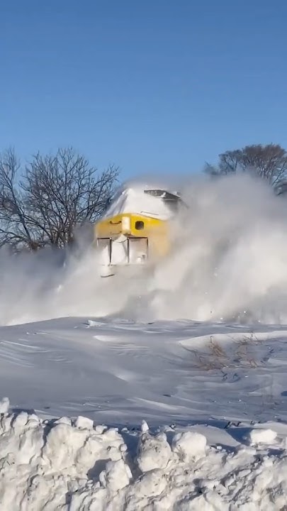 Snowstorm Can't Stop CSX Trains - YouTube