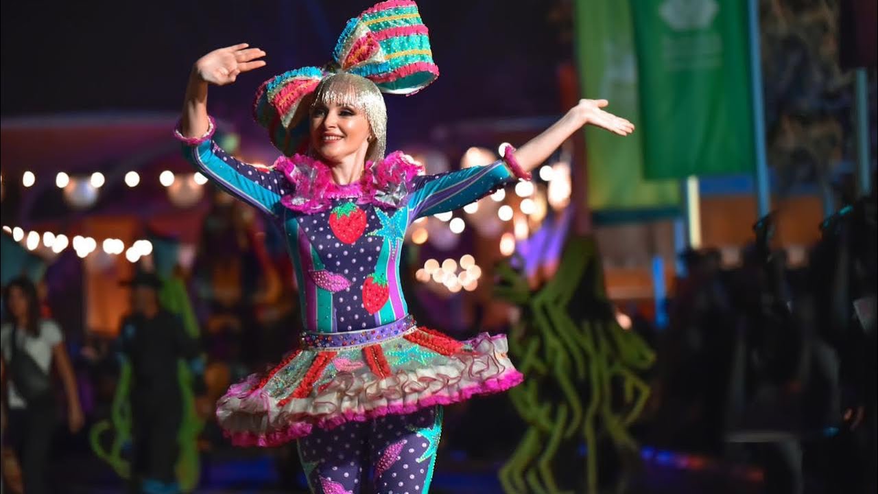 Bubble weekend in restaurant - YouTube