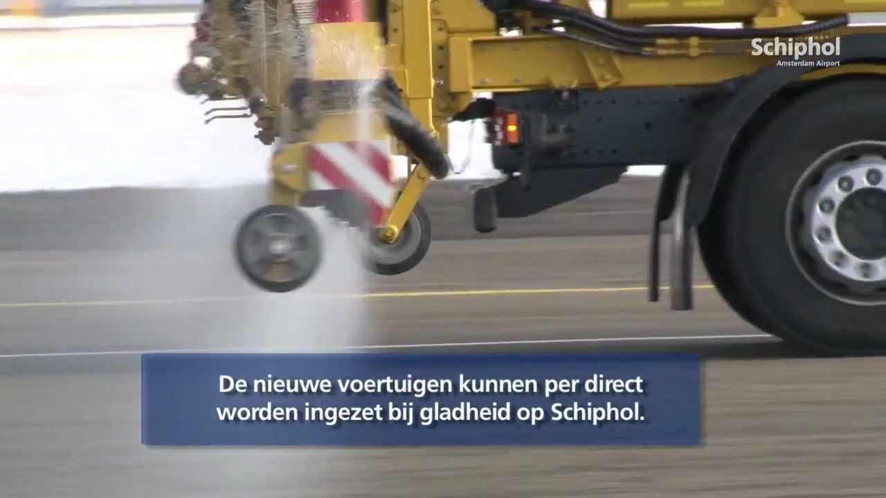Nieuwe sproeiwagens tegen gladheid op Schiphol - YouTube