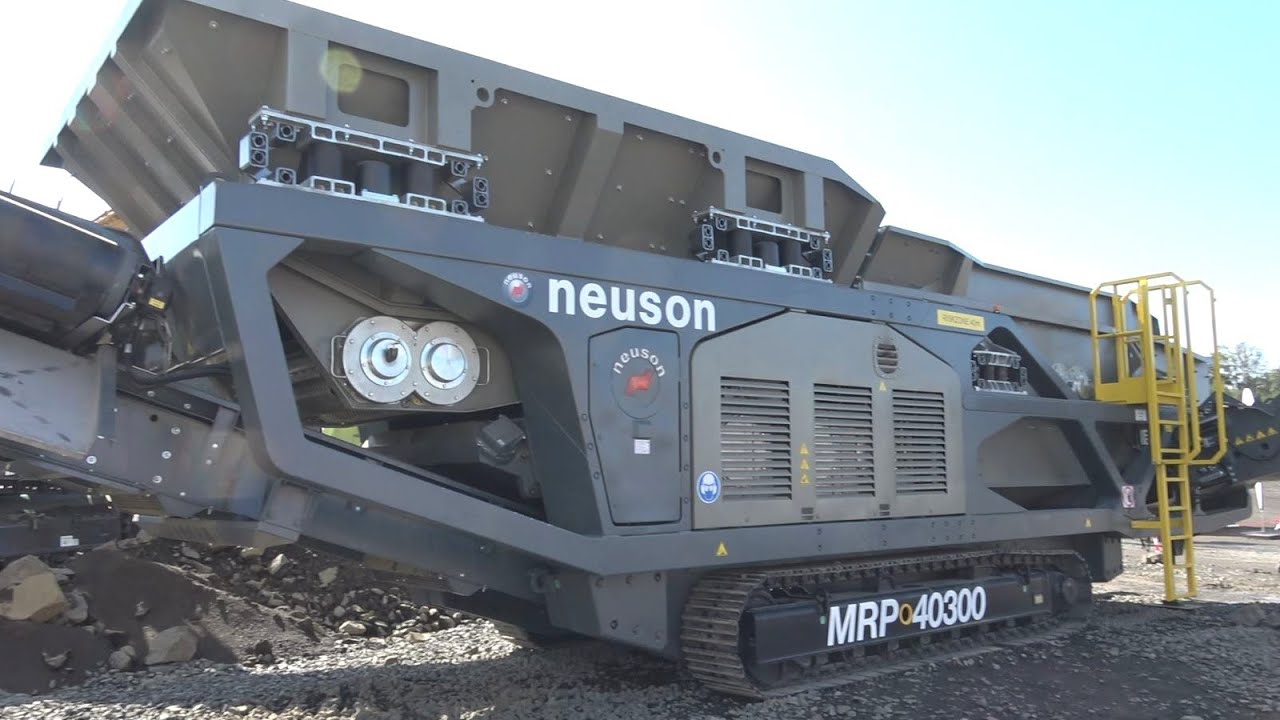 Neuson Hydrotec MRP 40300 Sieb in Aktion - YouTube