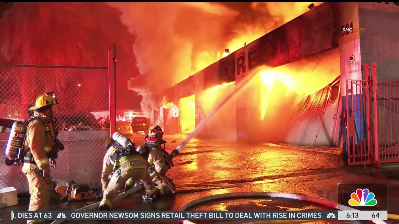 Canoga Park fire destroys auto body shop - YouTube