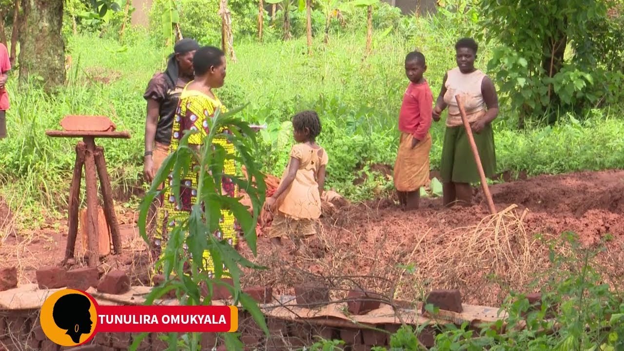 (EKITUNDU B) Wuuno omukyala akuba bulooka nawerera abaana 5 nokubaliisa ...
