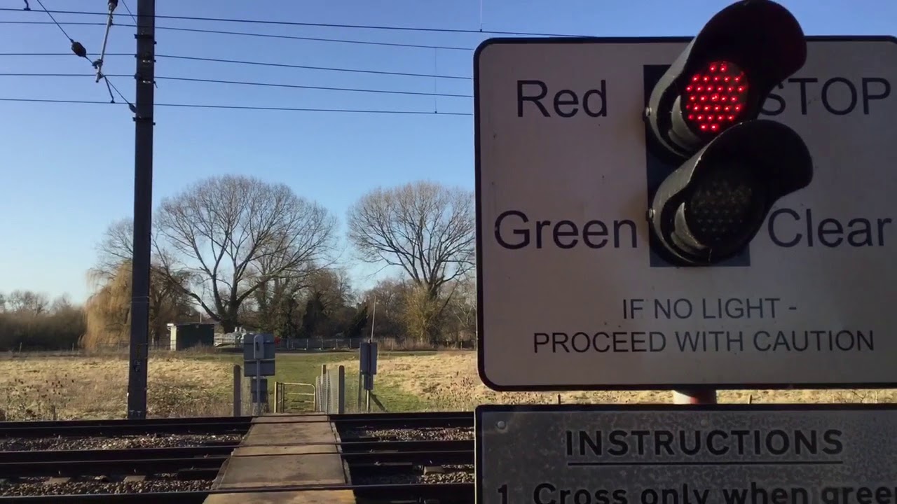 Offord Gills Foot Level Crossing (Cambs) Sunday 07.01.2018 - YouTube
