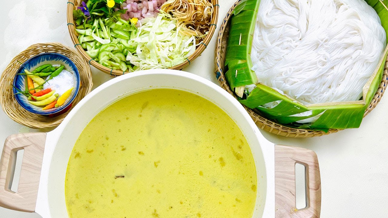 នំបញ្ចុកសម្លខ្មែរ || Cambodia traditional noodle cuisine Recipe🍜🥒🥬🌶️🥒 ...