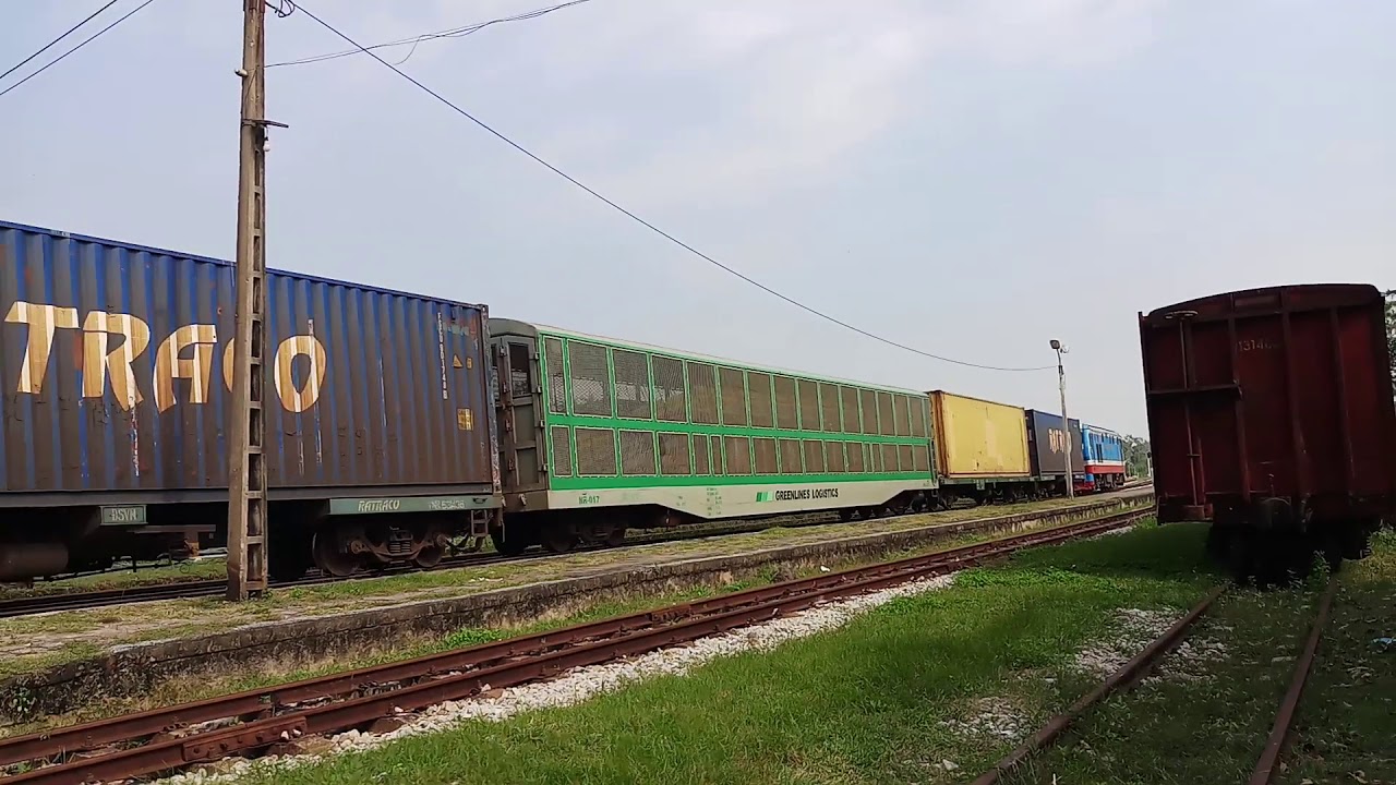 D19E-902 kéo tàu hàng AH2 thông qua ga Cầu Giát - YouTube