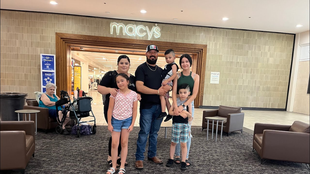 En el Mall de Modesto California y en algunas tiendas de compras - YouTube