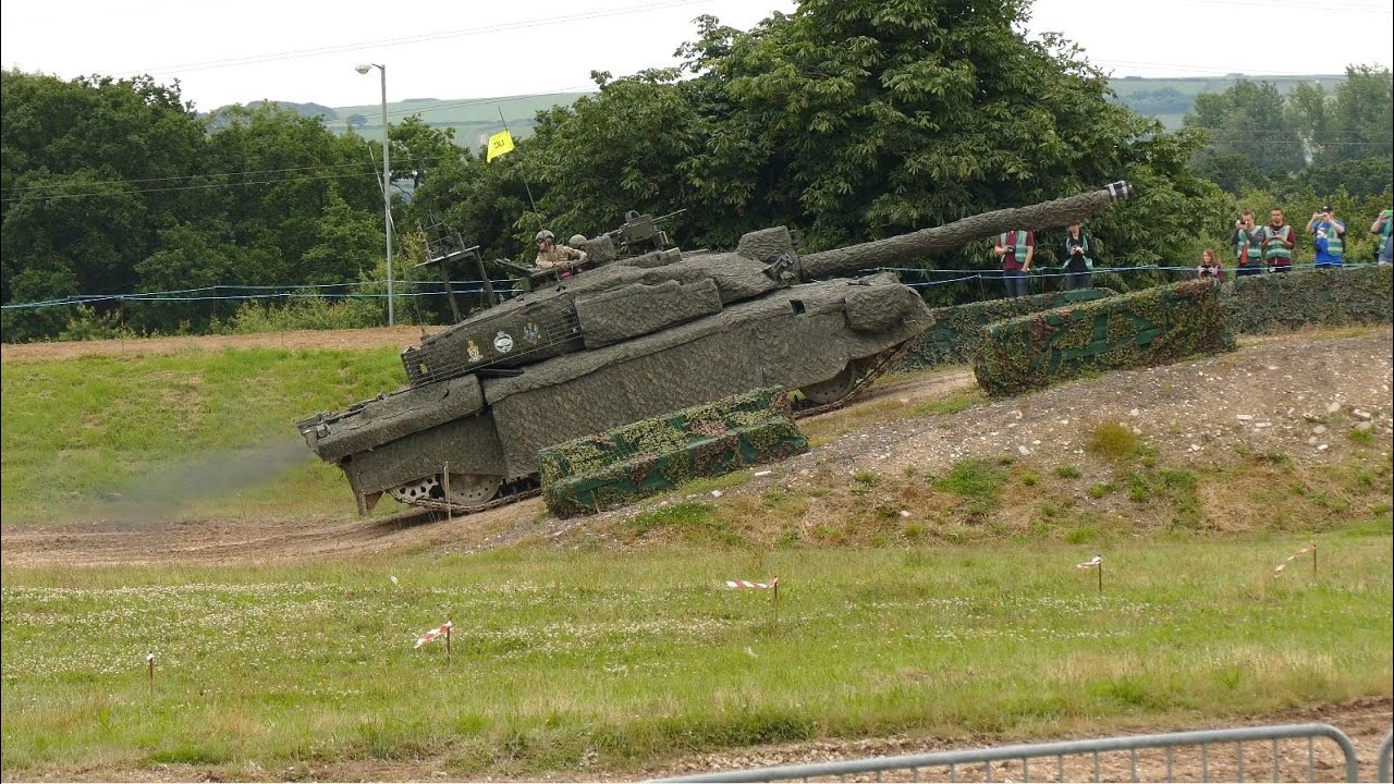 Tankfest 2016 in 4K - Part 3 - British Army Display - YouTube