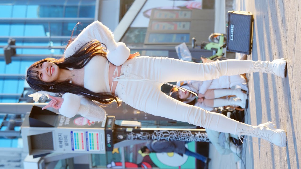 스타후르츠 수련 STARFRUIT SOOFLOWER FANCAM 'LUV' | @수련수련 생일버스킹 231223 - YouTube