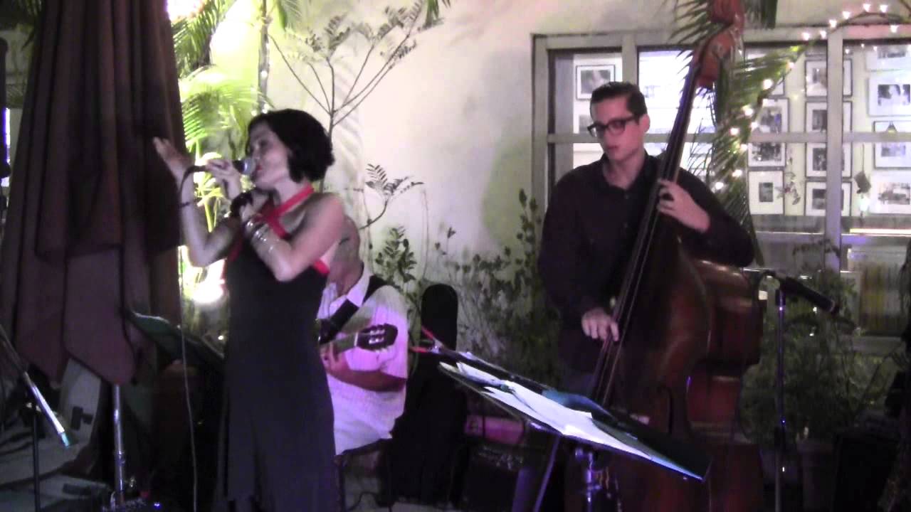 Maria Alejandra Rodriguez canta Nos metimos en un cuento de su autoría ...