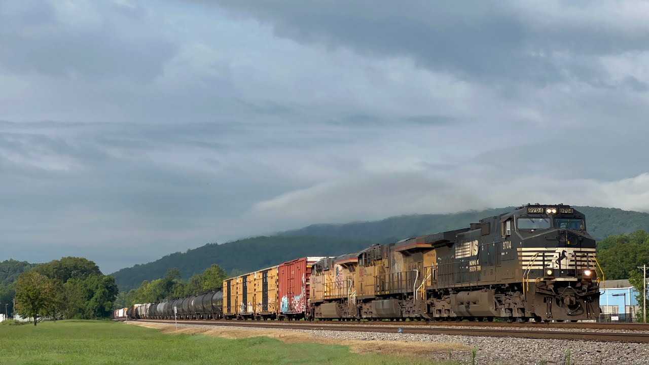 NS D9-44CW 9704 w/ UP Power Leads 196-11 on 8/11/23 - YouTube