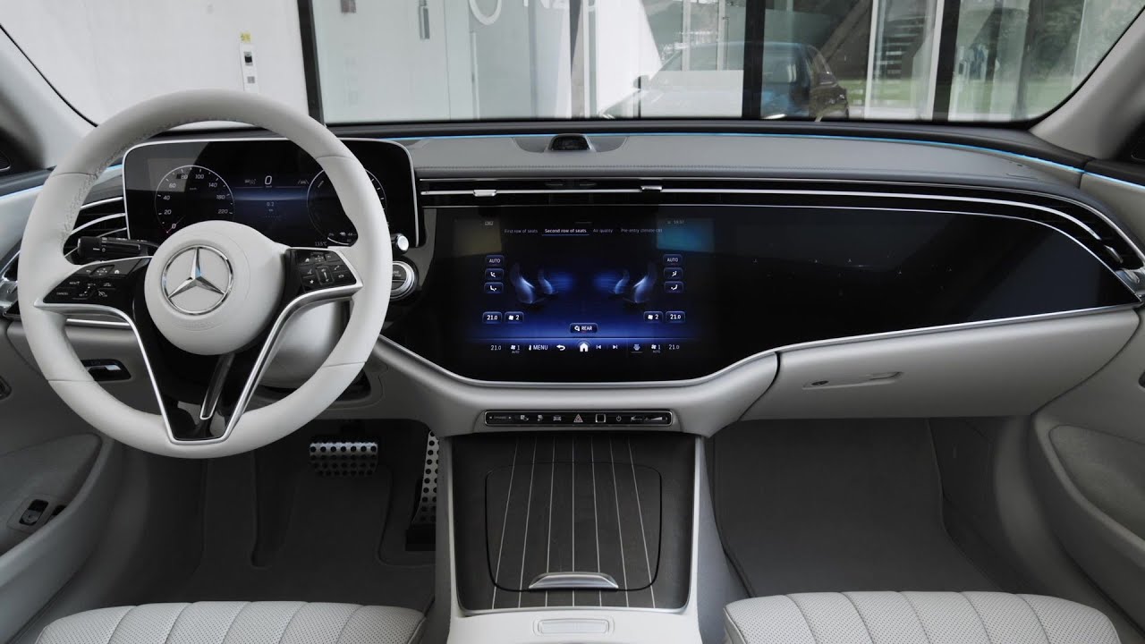 Die neue Mercedes-Benz E-Klasse - MBUX Superscreen als Highlight des Interieur-Designs - YouTube