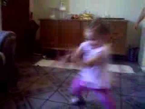 Amanda dançando funk