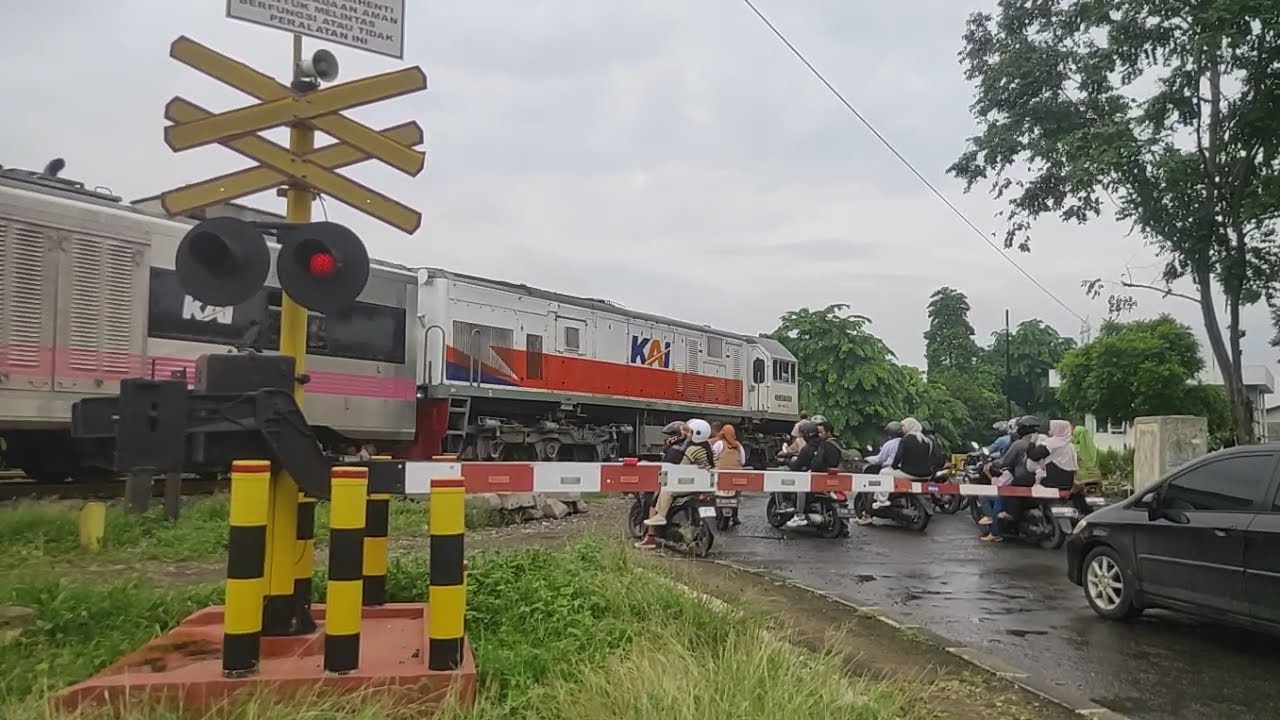 Railroad Crossing | Perlintasan Kereta Api | KA DHARMAWANGSA 🇲🇨 13 Des ...