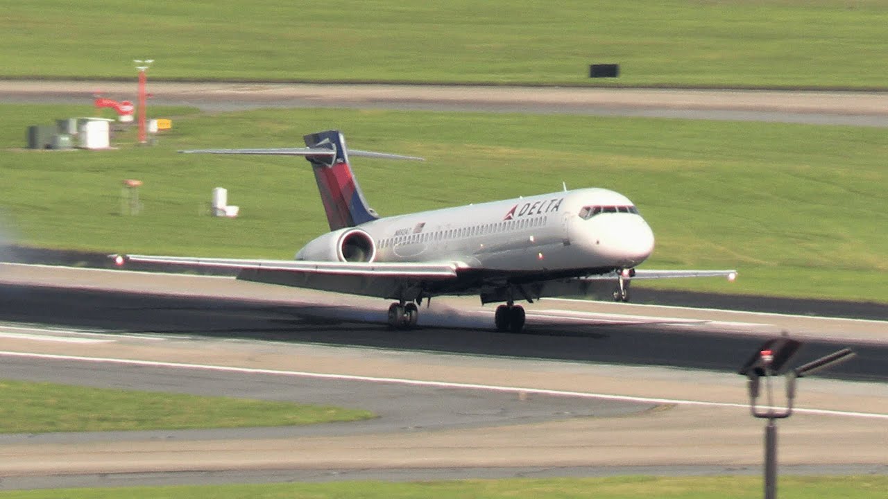 DO THEY NEED MORE PRACTICE? Delta Boeing 717 Lands on Atlanta Runway ...