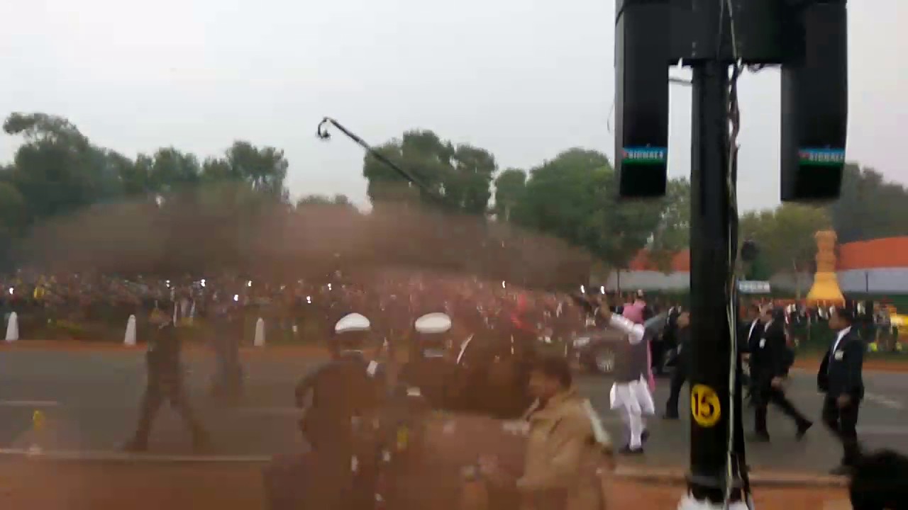 Narendra Modi walking on 26 Jan 2017 - YouTube