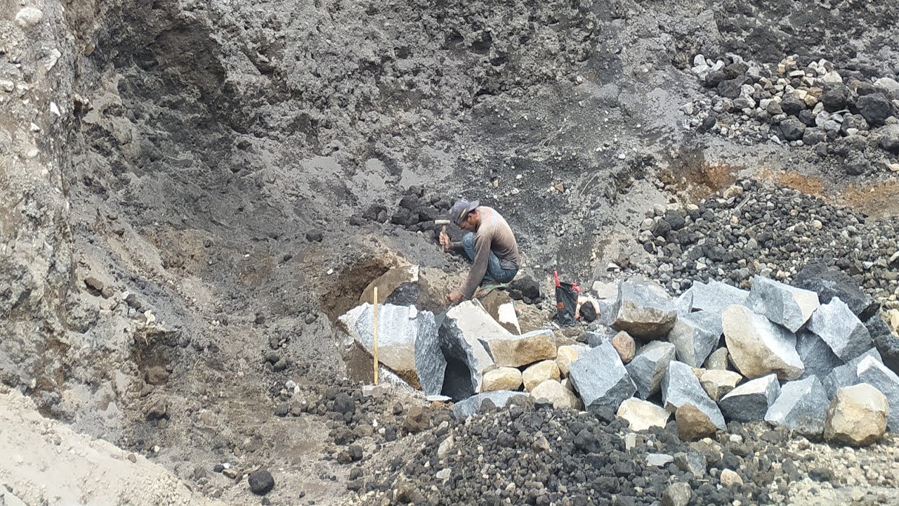 traditional way‼️how to stone splitting - YouTube