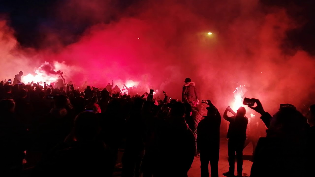 Crazy bus arrival Anfield - Liverpool flares fans chants - YouTube