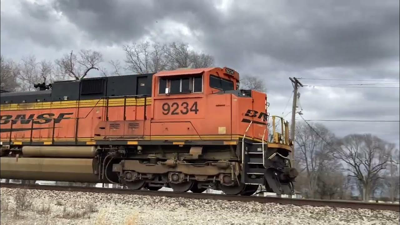 2-23-2023 BNSF 9234 Leads the E-SKSBTM with the best horn ever - YouTube