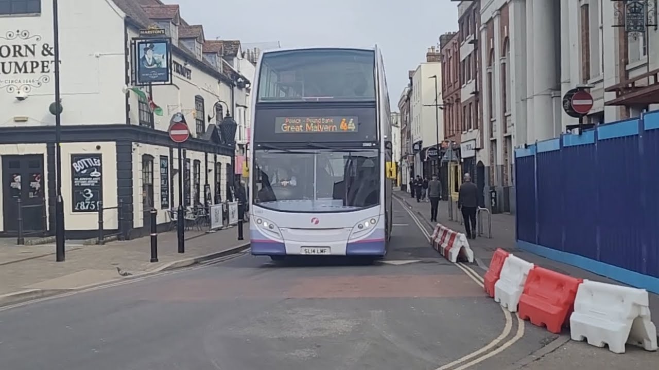 First Worcester Enviro 400 SL14LMF 33863 entering Crowngate Bus Station ...