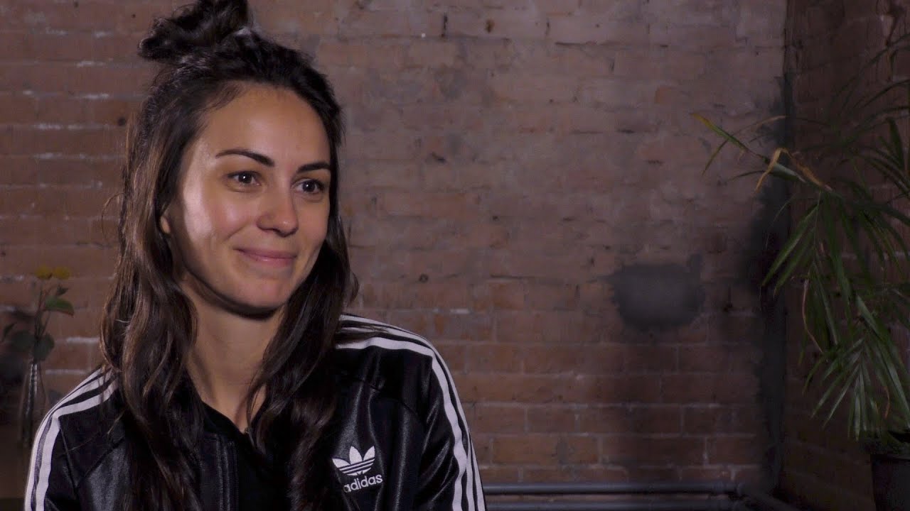 Amy Shark interview - YouTube