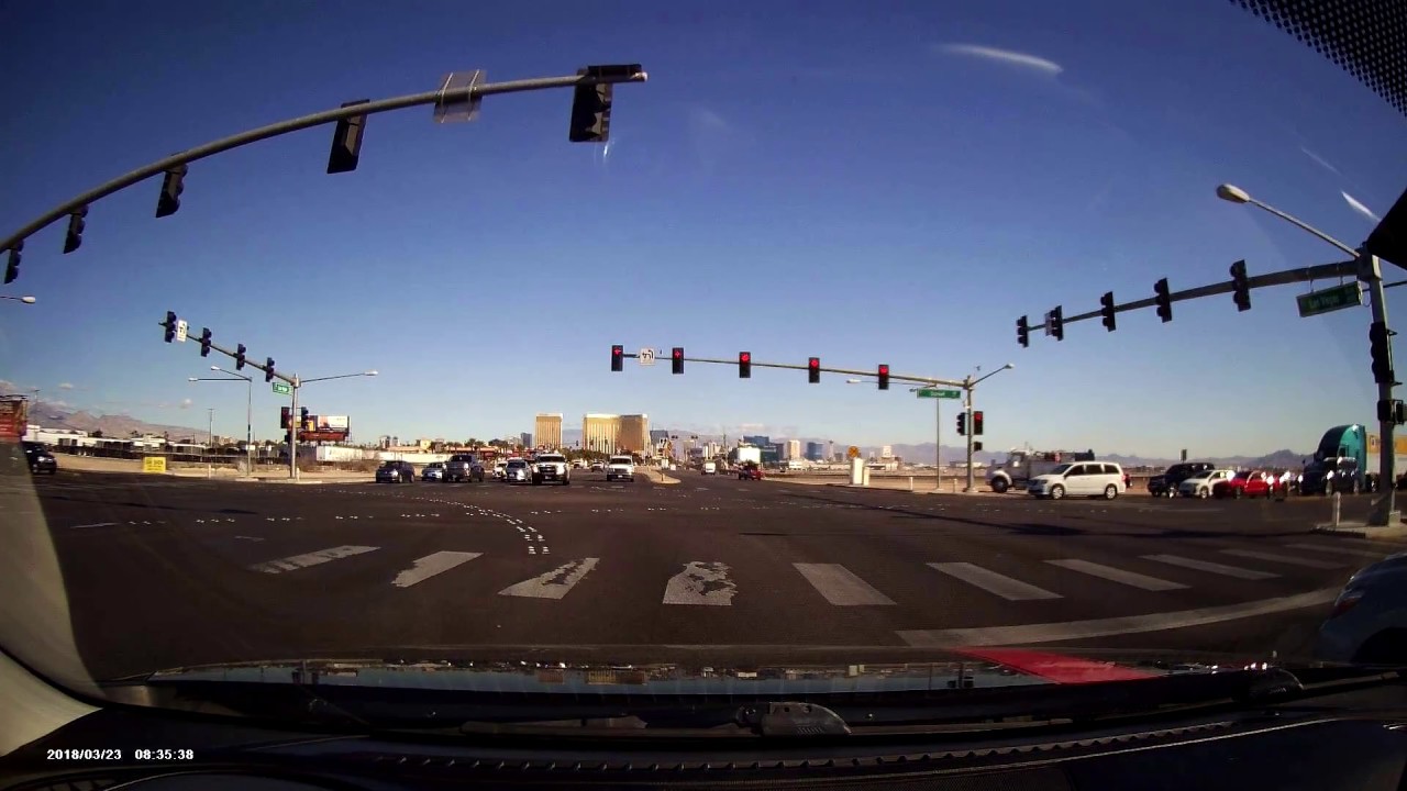 Las Vegas Metro Police Running Code 3 & Clearing Intersection - YouTube