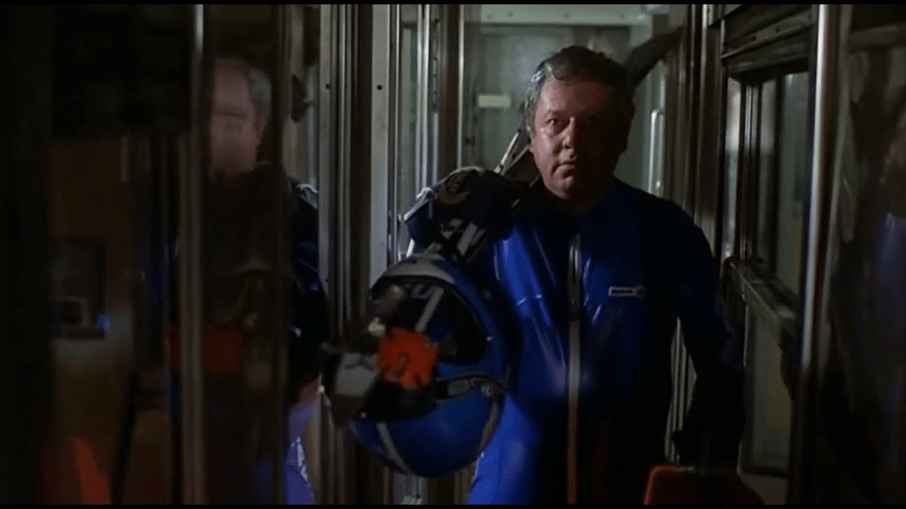 Fantozzi vs Capotreno 😂 Chi Riuscirà a Passare? #fantozzi - YouTube