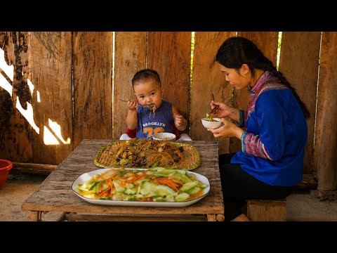 16-year-old single mother harvests melons to sell and cooks delicious meals to enjoy with her son.
