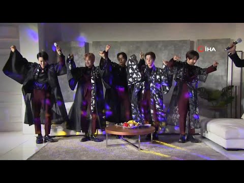 K-Pop Grubu A.C.E. canlı yayında Erik dalı oynadı