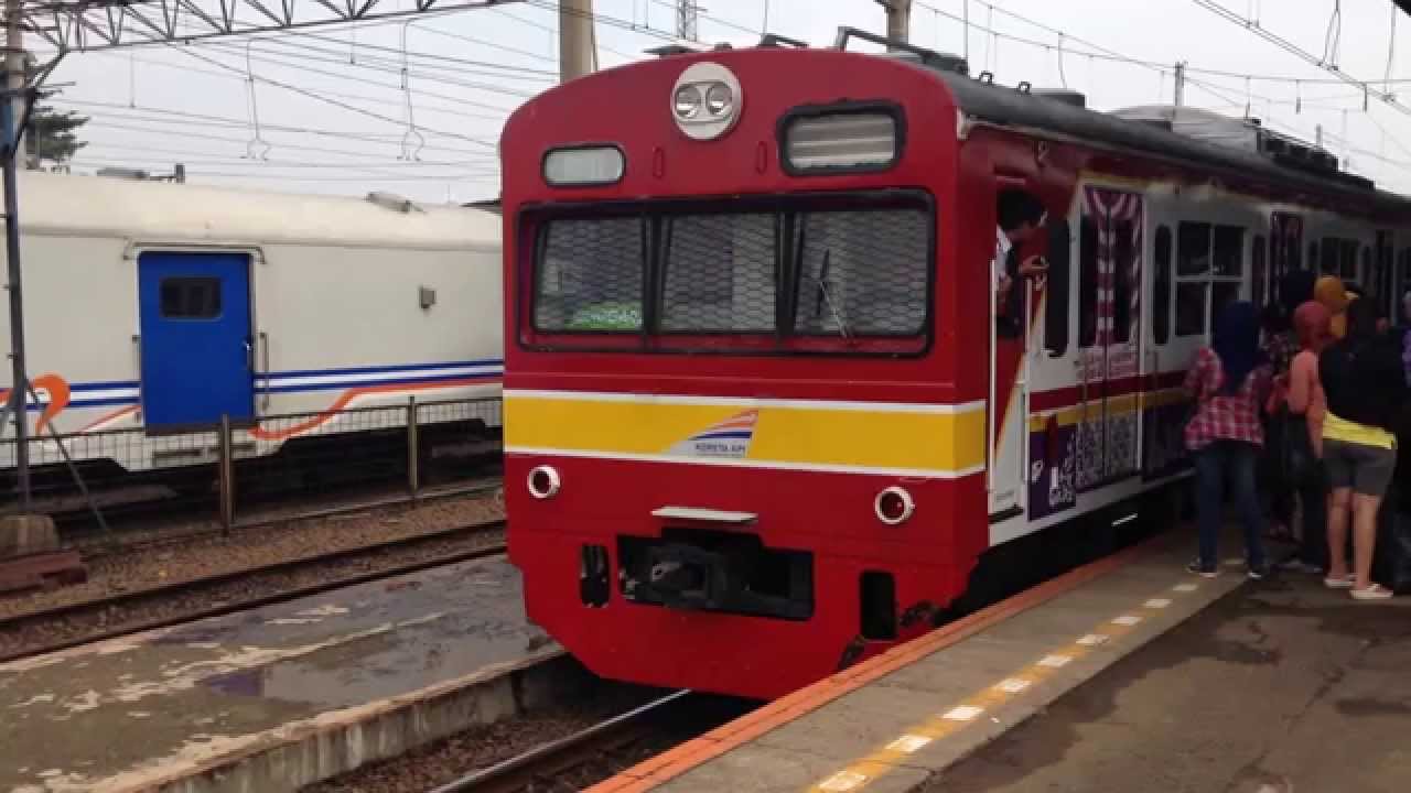 JR 103 at Manggarai Station - YouTube
