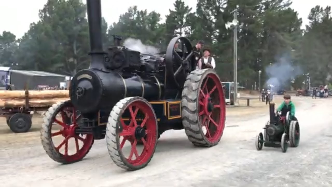 Big and Small Traction Engines in Full Steam - YouTube