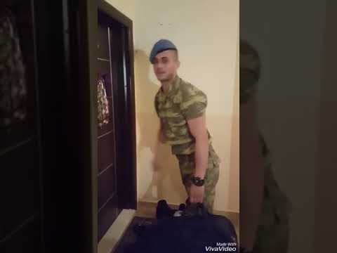 ASKERDEN GELEN OĞLU ANNESİNE SÜPRİZ YAPIYOR