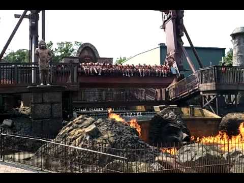 Ashley and Kayla on The Crypt @ Kings Dominion - YouTube