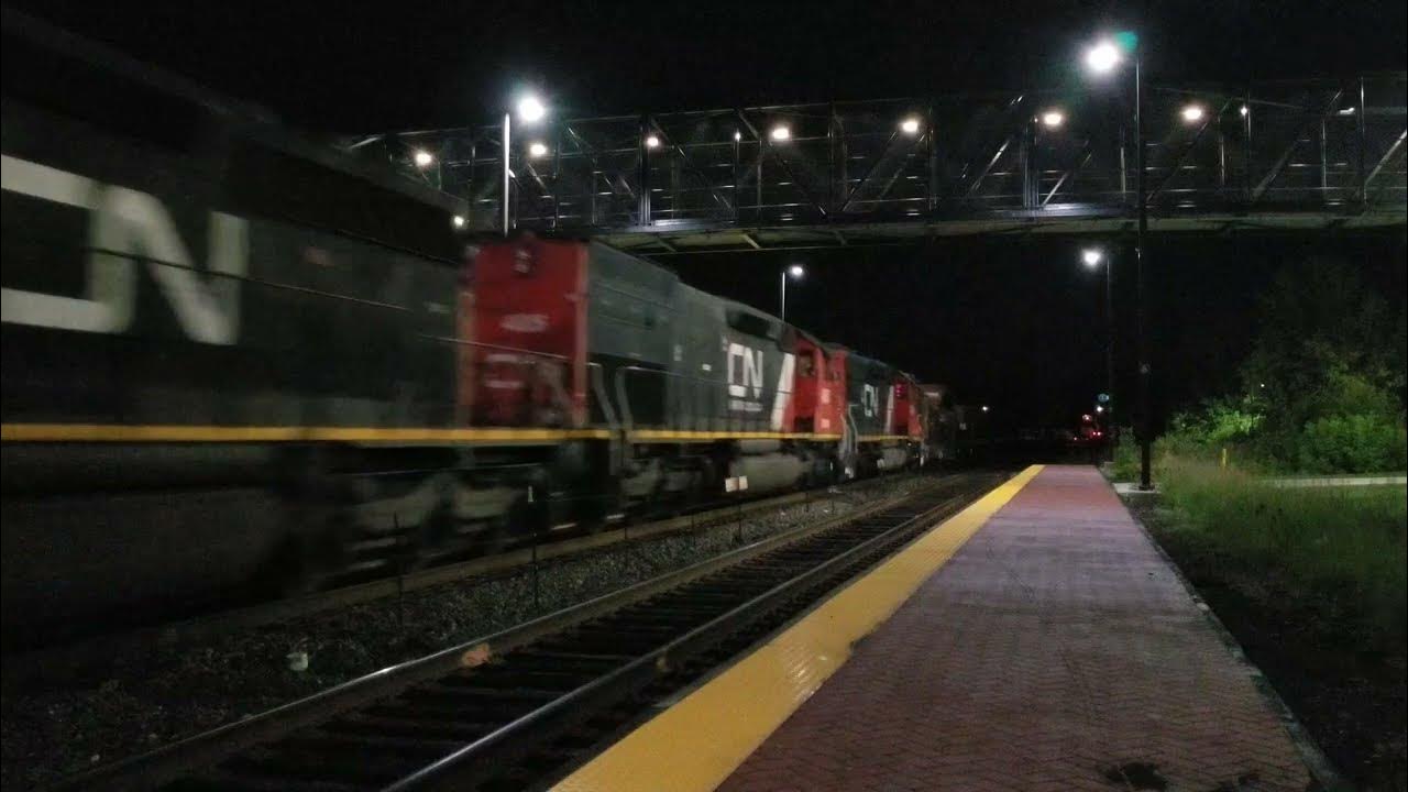 Trio of CN paint IC/DMIR SD40s lead O490 ballast loads at Mundelein - YouTube