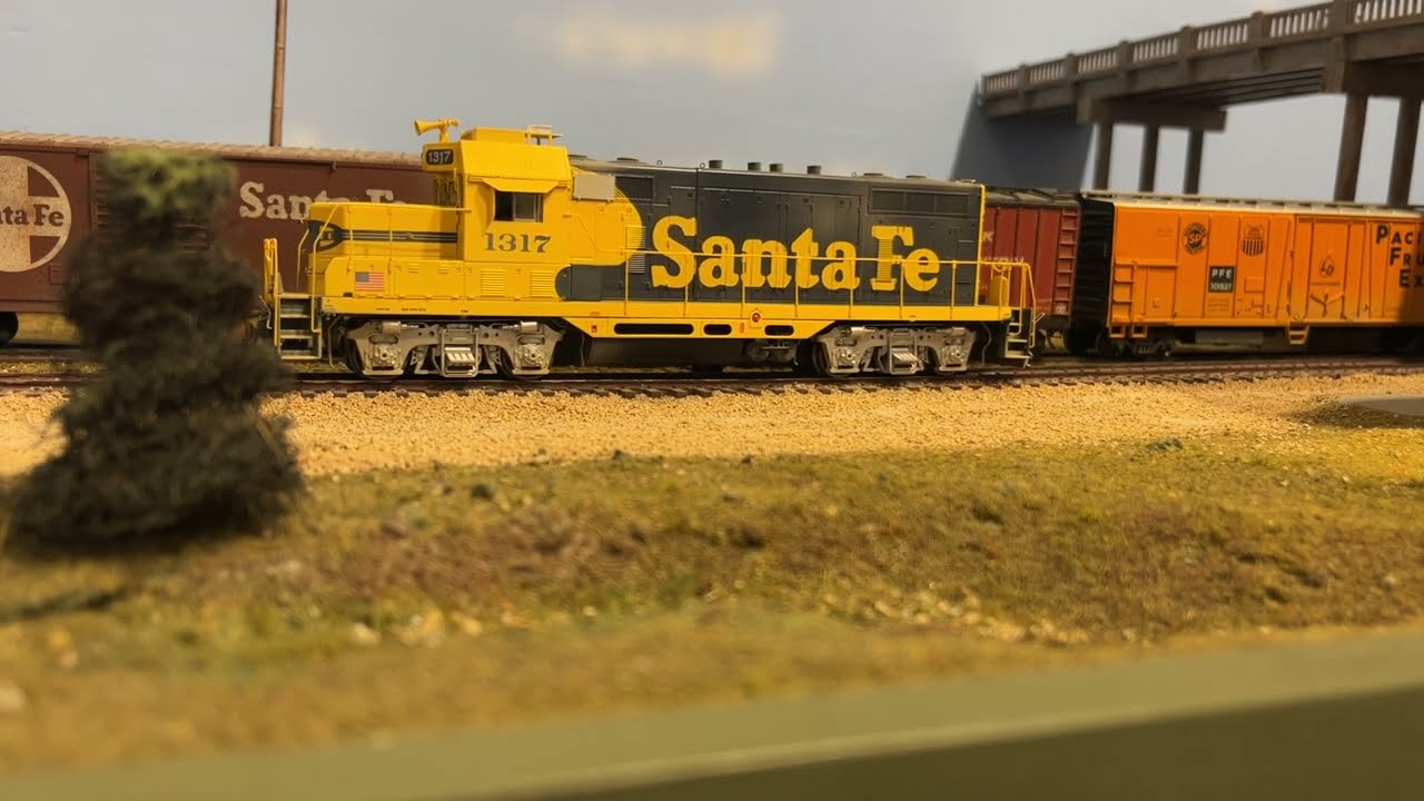 Athearn Genesis GP7u. with Tsunami2 Sound Operational on Santa Fe's ...