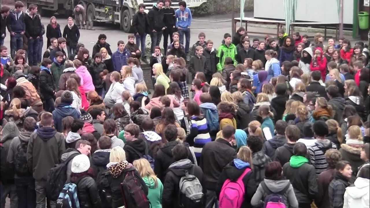 Shakira-Waka waka (Flashmob) - YouTube