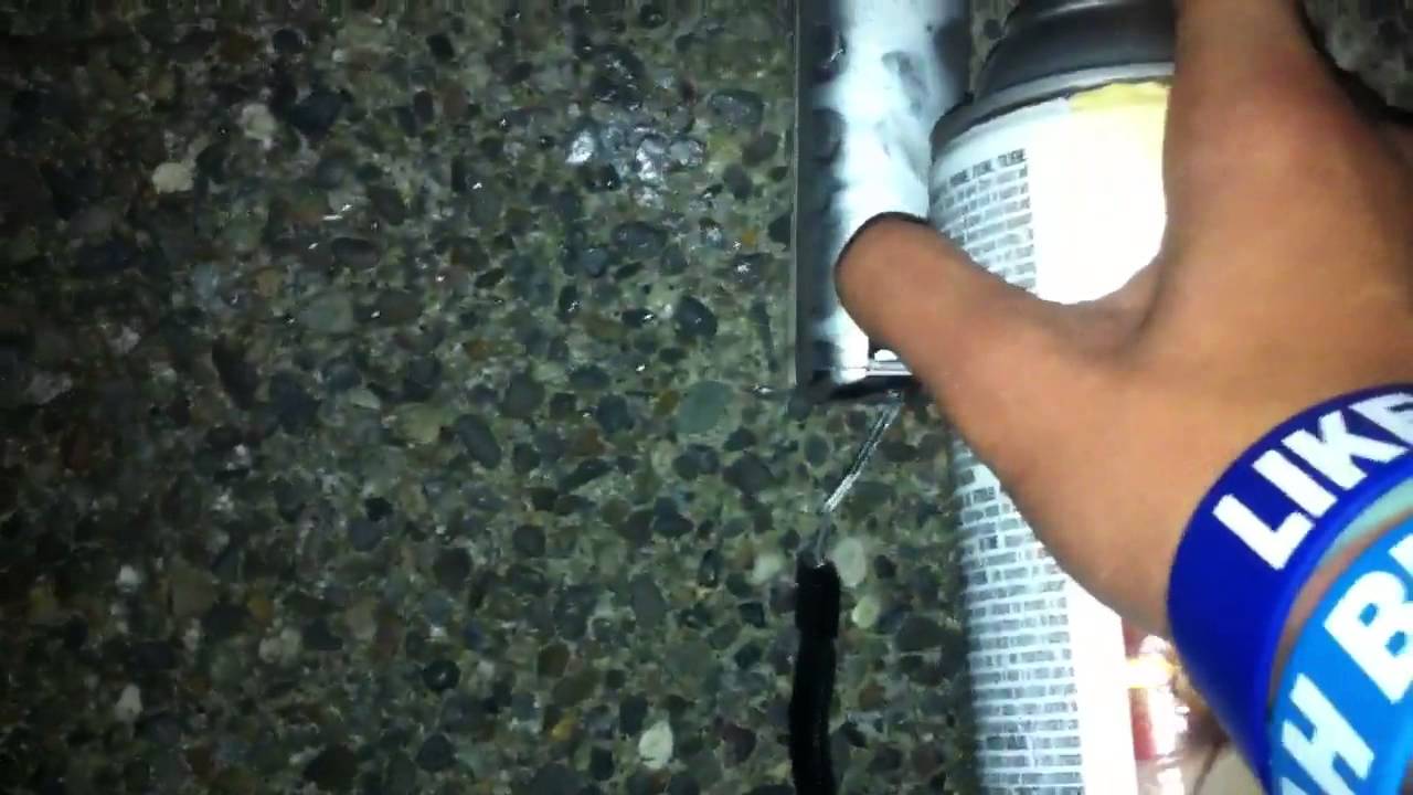 Spray painting wii remotes - YouTube