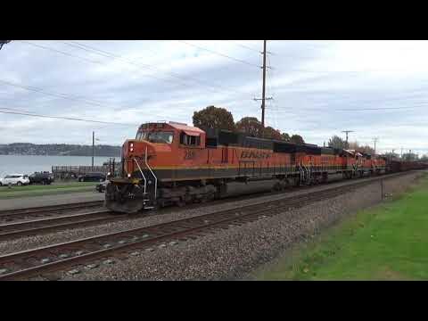 (Southbound) BNSF 268 / Job 360 passes through Ruston Way. - YouTube