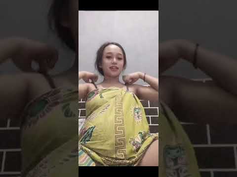 Pakai jarik doang 