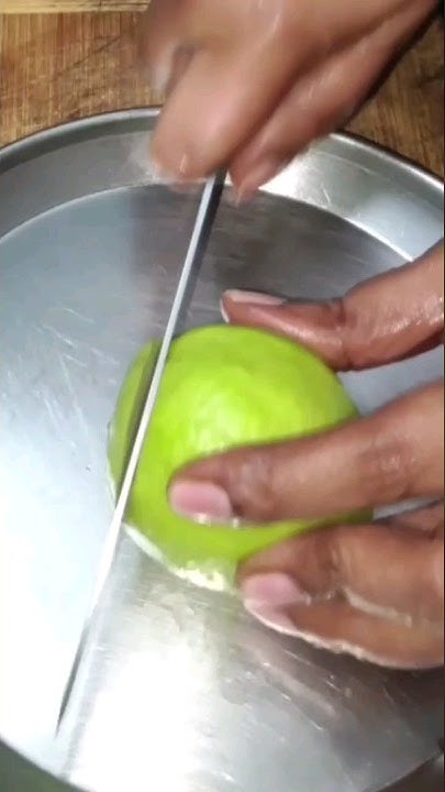 How to cut and eat guava fruit👌🏻whose favourate is guava👍🏻#fresh guava# ...