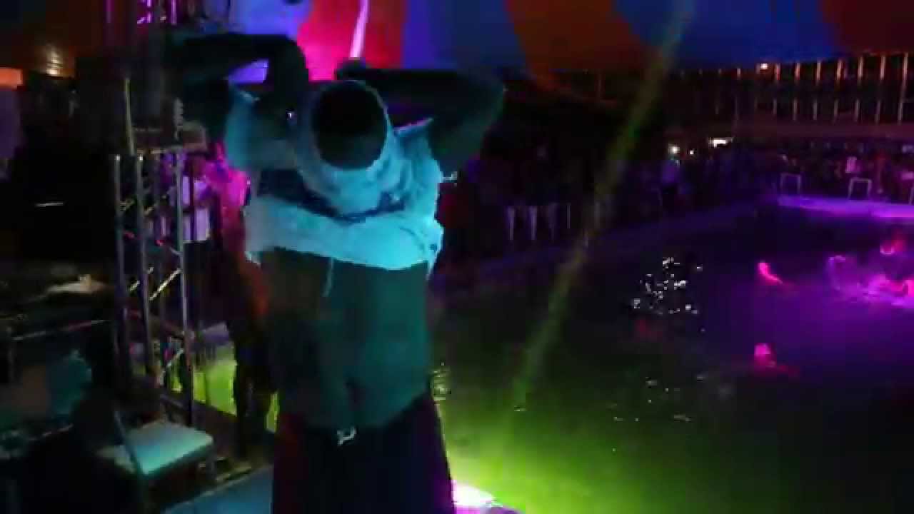 Mc Max pula na piscina do we love pós praia - YouTube