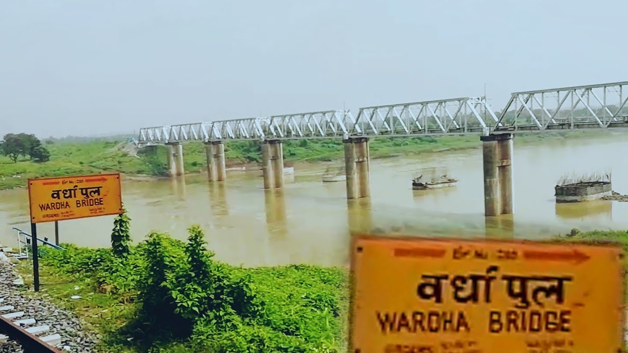 Wardha Railway Bridge, Bilaspur SF Express (ERS-BSP) Crossing - YouTube