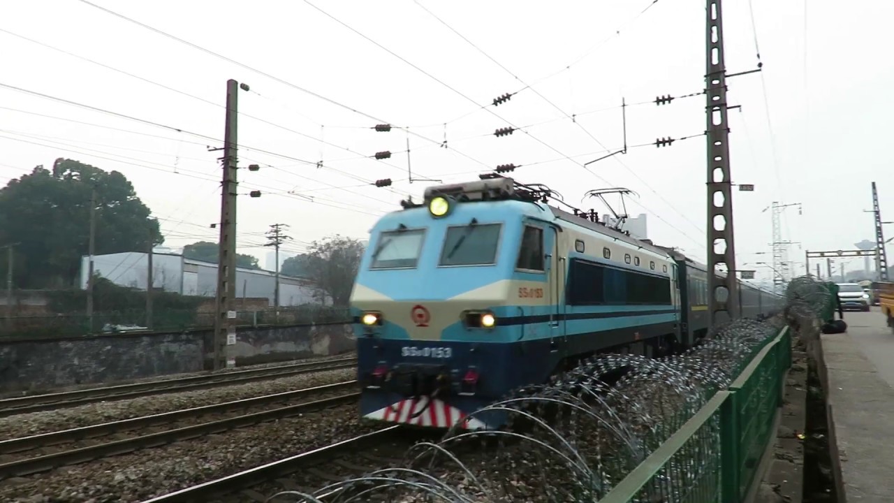{CNR} SS8 0153 hauling Z263 passenger train passing XiangTian , Zhuzhou ...