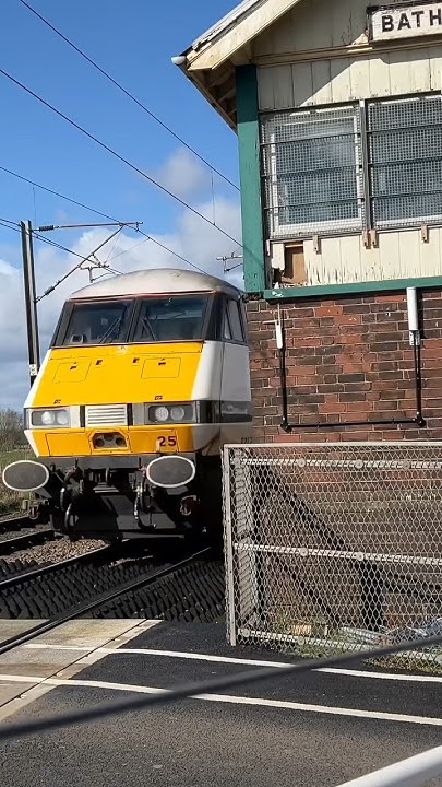 LNER full Intercity 225 passing Bathley LC - YouTube