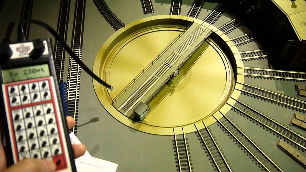 Walthers DCC Turntable test with Digitrax DT402D - YouTube