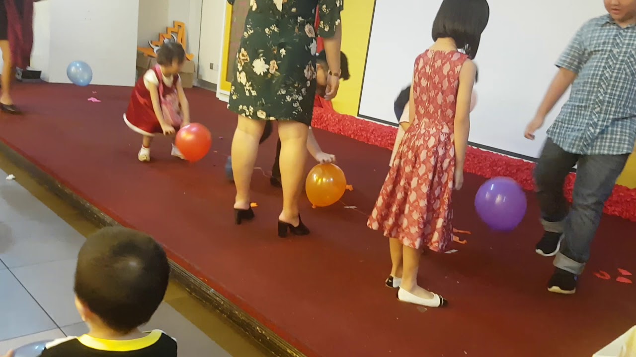 Popping balloon competition - YouTube